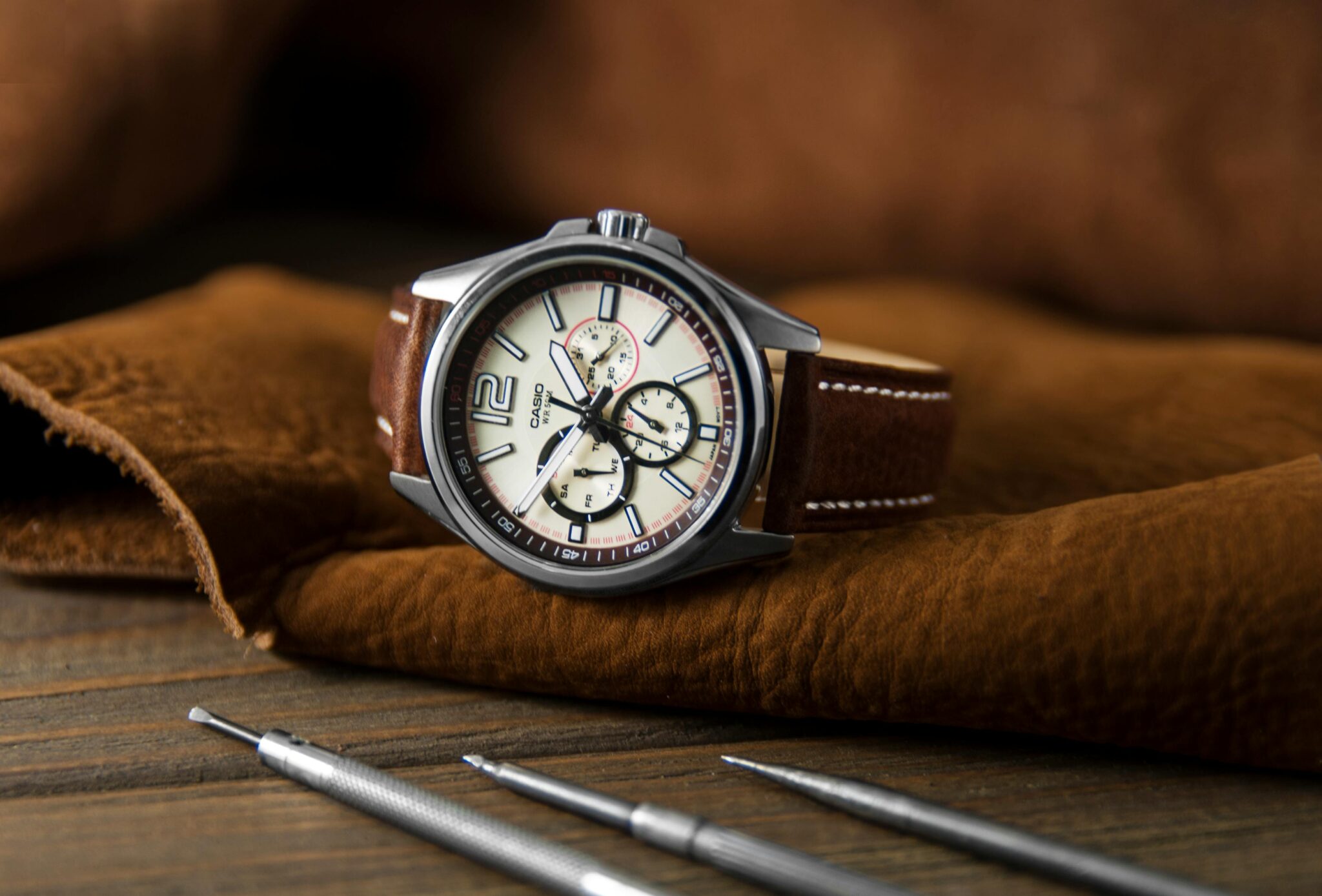 Automatic vs. Quartz vs. Manual Watch Movements - TimeLuxury Guide